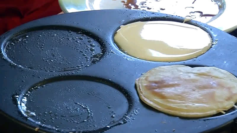 Kinderen bakken pannenkoeken voor ouderen Kinderen bakken pannenkoeken voor ouderen