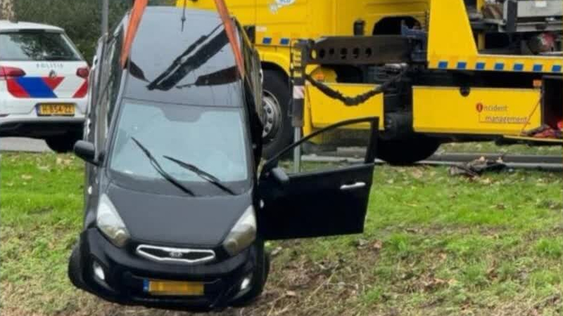 Automobilist verliest macht over stuur en belandt in water