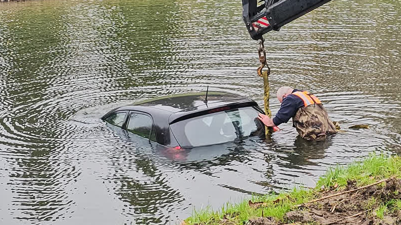 Vrouw verliest macht over het stuur en rijdt met auto de sloot in