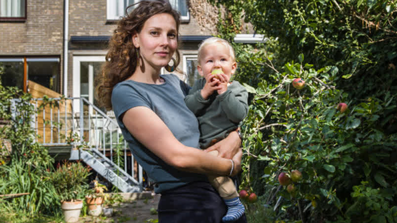 Moedermelk vervuild: 'Ik ben een echt PFAS-meisje': 46 organisaties ...