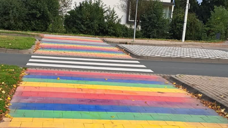Pijnlijke teksten op regenboog zebrapad Papendrecht weggepoetst