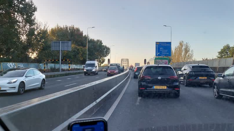 Flinke file door ongeluk op N3 richting Papendrecht
