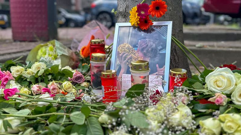 Bloemen voor Hugo, slachtoffer dodelijke steekpartij Wijnstraat Bloemen voor Hugo, slachtoffer dodelijke steekpartij Wijnstraat