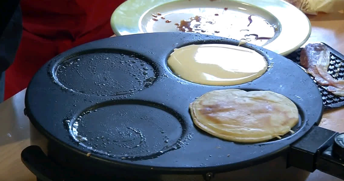 Kinderen bakken pannenkoeken voor ouderen Kinderen bakken pannenkoeken voor ouderen